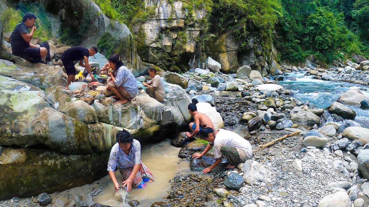 Traditional Fish Catching & Cooking in Nepali Mountain Village 😱 ...