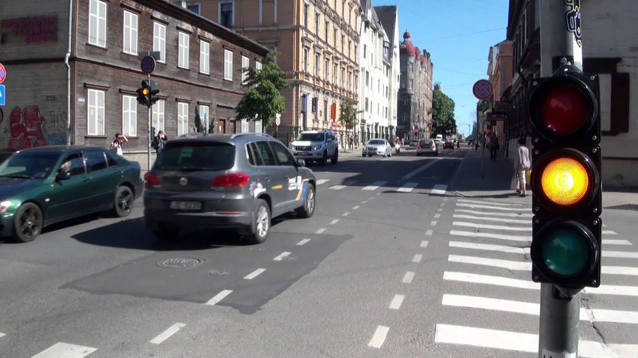 "Luksofors": brauktuves šķērsošana ar / bez luksofora - YouTube