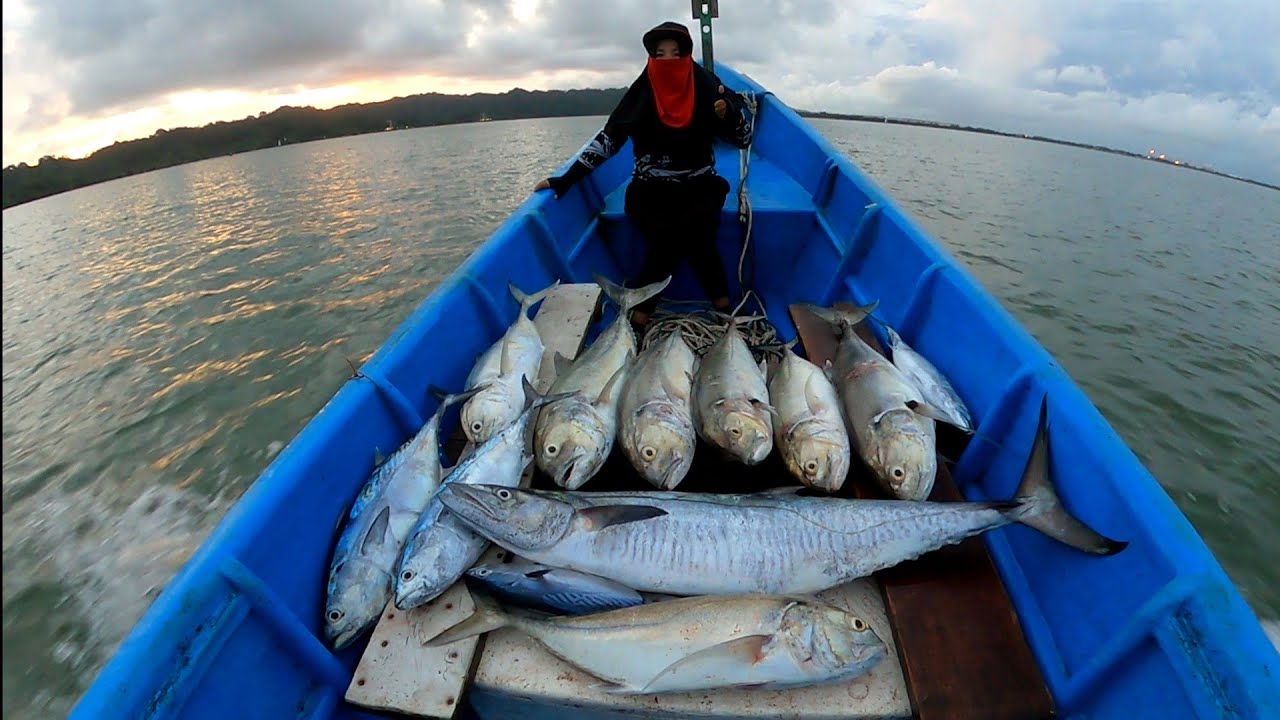 Mancing Tenggiri Jigging di Laut Selatan SBM Cilacap - YouTube