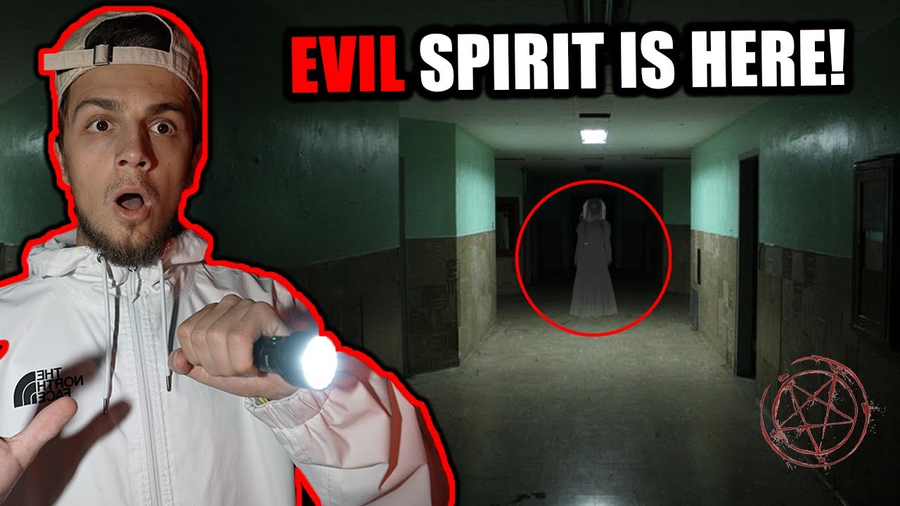 HOUSE SO HAUNTED I COULDNT STAY THE ENTIRE NIGHT - EVIL SPIRIT IS HERE ...