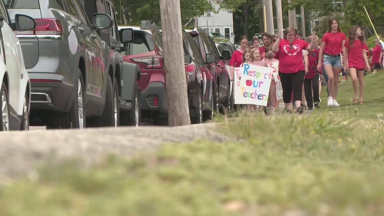 Members of "Red for Ed' march in solidarity for RSU 21 teachers. - YouTube
