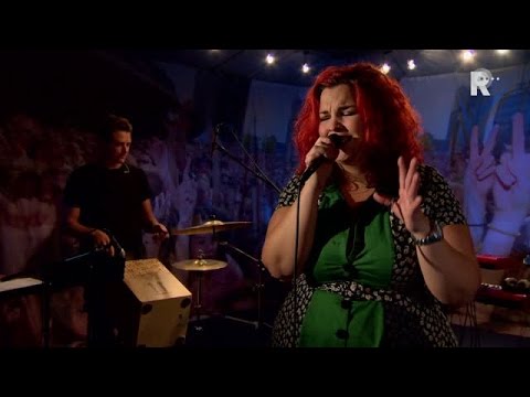 Lottie Mae Jones - Teddies - Live uit Lloyd - YouTube