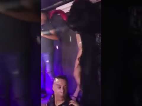 شاهد فضيحة ايمن السرحاني مع نساء عاريات في ملهى ليلي (الشراب عين بين)😱😱😱😱😰
