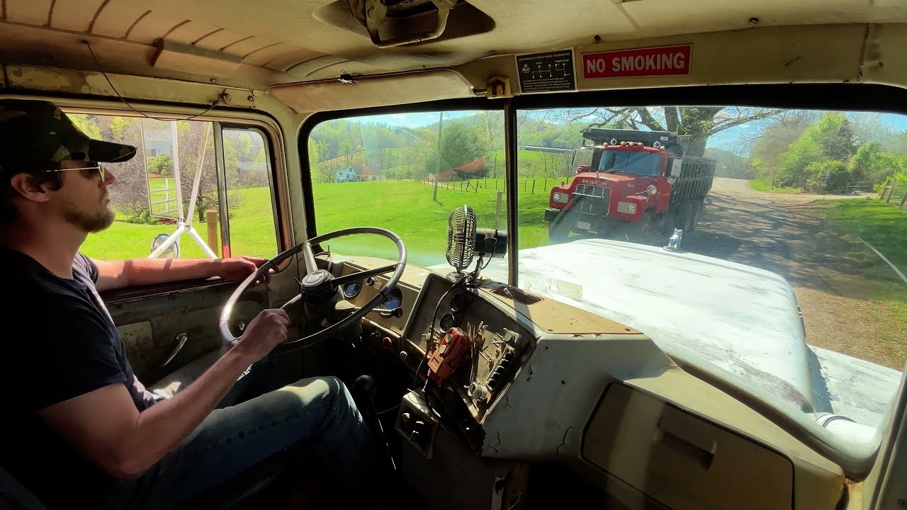 Mack R700 V8 Loading and Hauling River Jacks - YouTube