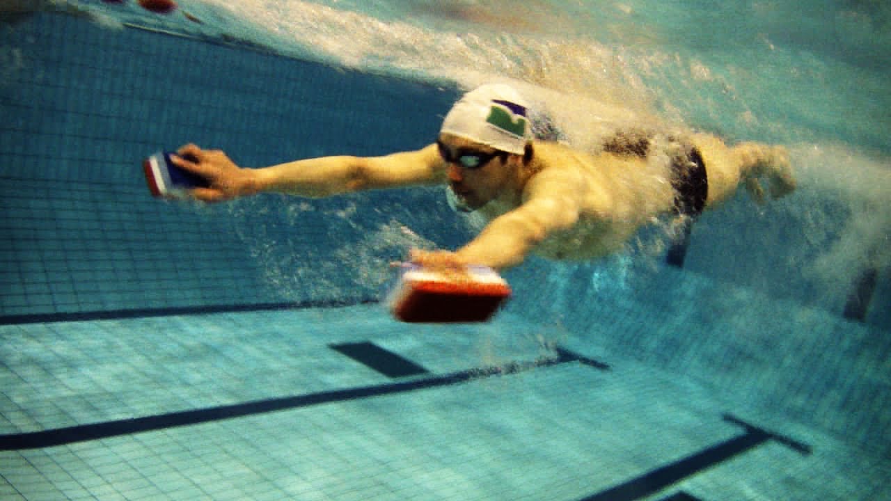 natation éducatif papillon Un flotteur dans chaque main - YouTube