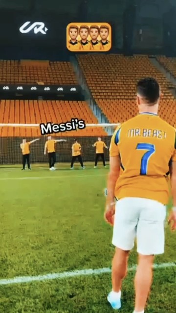 How many people to stop Ronald need 🤔 #ronaldo #ronaldoskills #cr7 ...