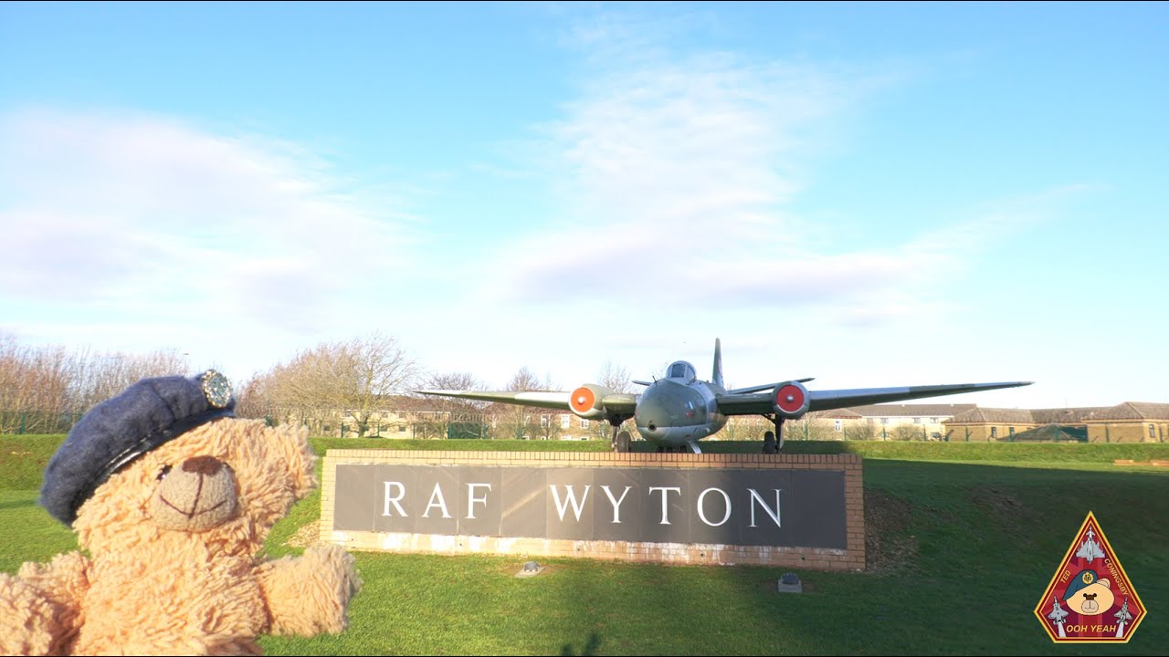 ENGLISH ELECTRIC CANBERRA XH170 GATE GUARD RAF WYTON - YouTube
