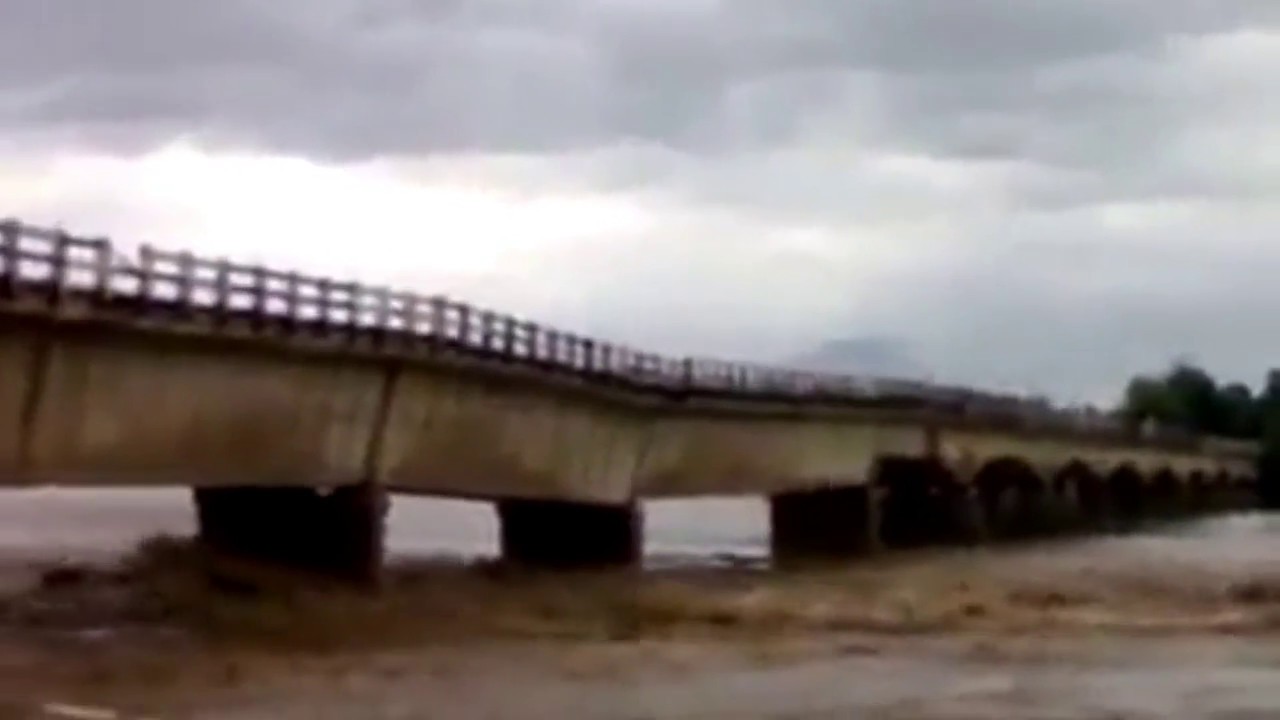 Bridge Fall in Flooded River Water - Exclusive Live Video | पानी में ...