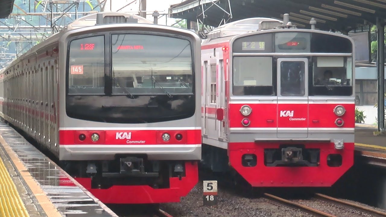 Kumpulan Kereta KRL Commuter Line di Stasiun Pasar Minggu : Kereta ...
