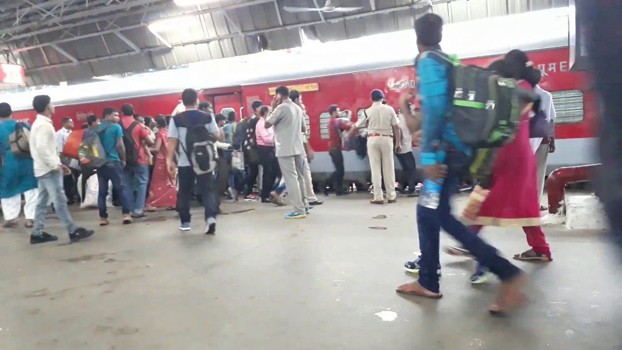 Bihari on new delhi station | Rush In New Delhi to Bihar Train | Bihari ...