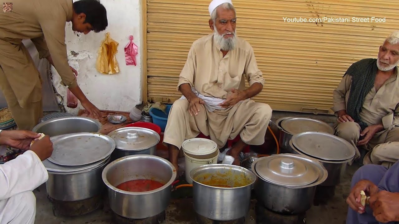 Common People Taking Lunch In 40 Rs Only | Pakistani Street Food - YouTube