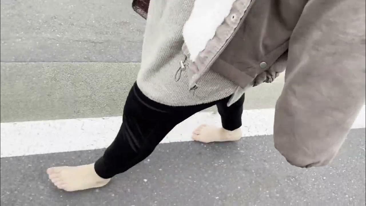 裸足で公園&街中を歩く女性 Japanese Girl Walks Barefoot In The Park And City Part1