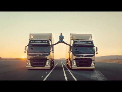 Jean-Claude Van Damme fait le grand écart entre deux camions en marche arrière VIDÉO.