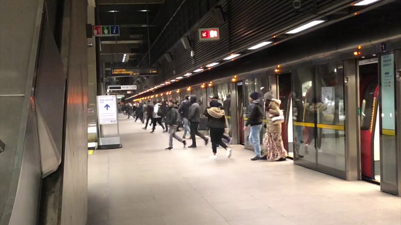 Jubilee Line Trains at Canary Wharf on February 3rd 2019 - YouTube