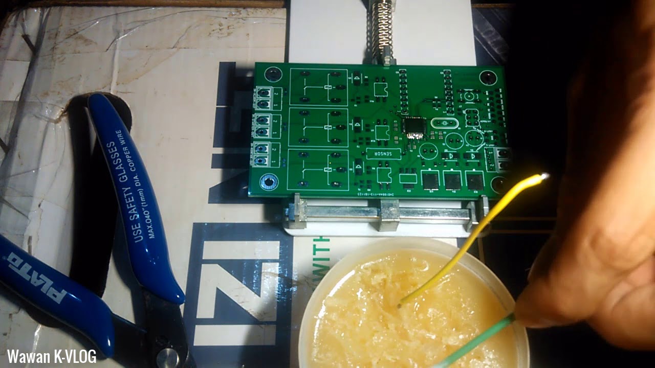Cara mudah solder IC SMD menggunakan solder biasa - YouTube