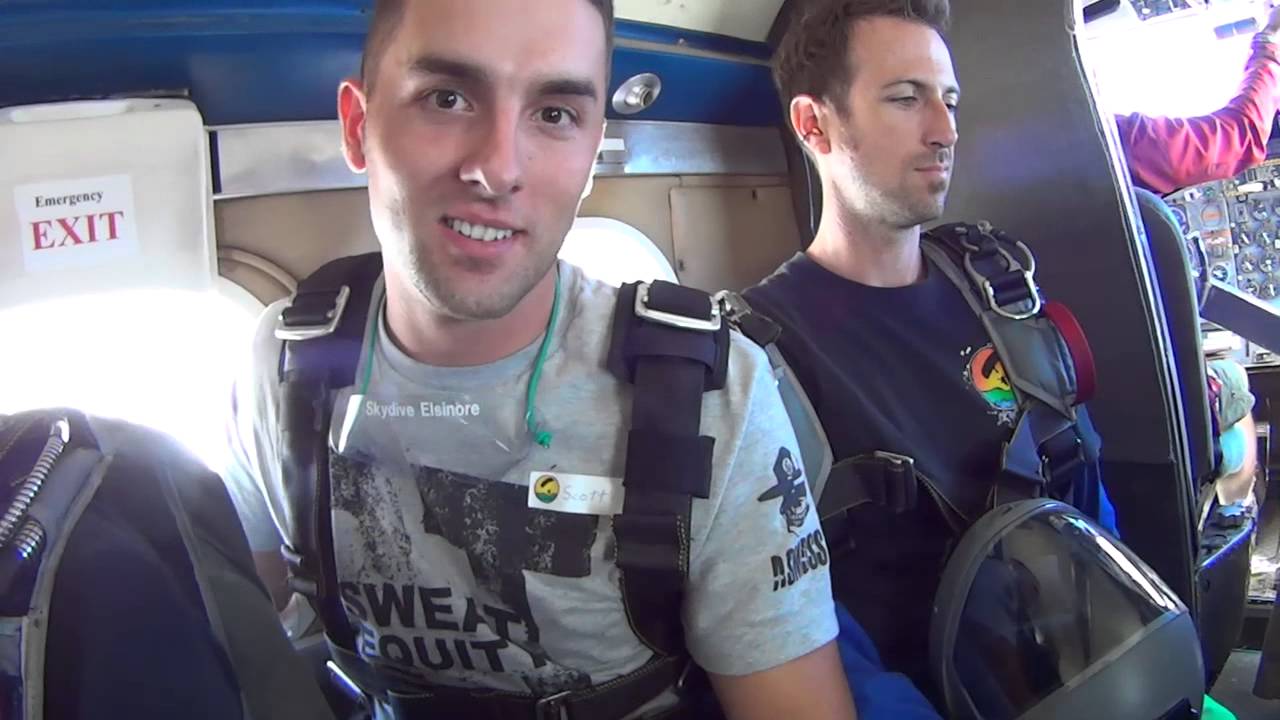 Scott Huckins Tandem skydiving at Skydive Elsinore - YouTube