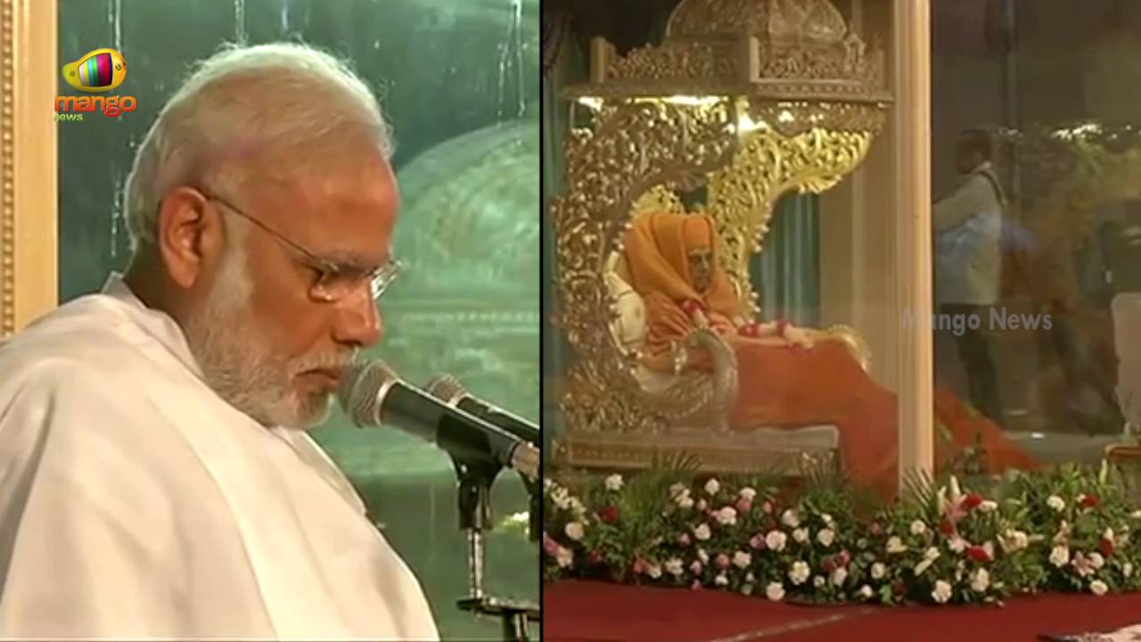 PM Modi Crying | Pays His Last Respects To HH Pramukh Swami Maharaj In ...