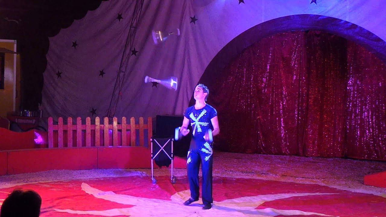 Cirque jongleur - YouTube