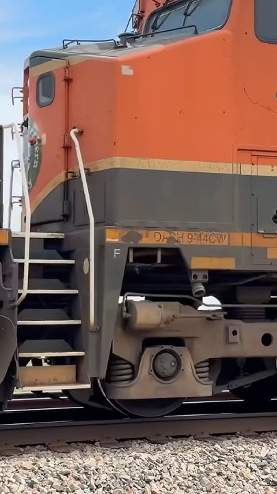 BNSF Grain train w/ H1 Dash 9! #bnsfrailway #bnsftrains #bnsf - YouTube