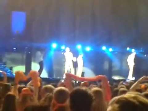 One Direction coming out in orange suits - Amsterdam Ziggo Dome - 03.05 ...