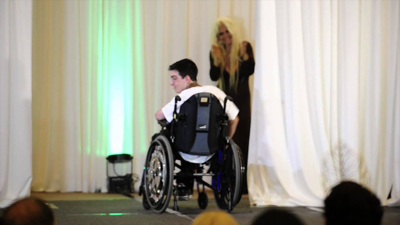 Independence on the Runway 'No Limits' Fashion Show featuring Effis Art ...