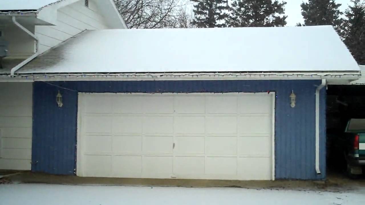 The first snows of December fall in Weldon Saskatchewan.MOV - YouTube