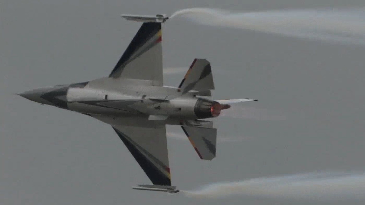 BAF F-16 SOLO DISPLAY TEAM - LOW DEMO WITH A LOT OF FLARES!!! - YouTube
