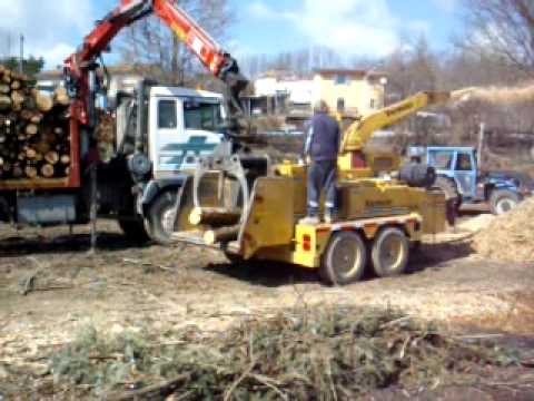 Cippatrice Vermeer BC 2000 XL a lavoro 1 - YouTube