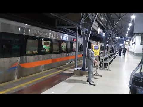Pramugari kereta cantik