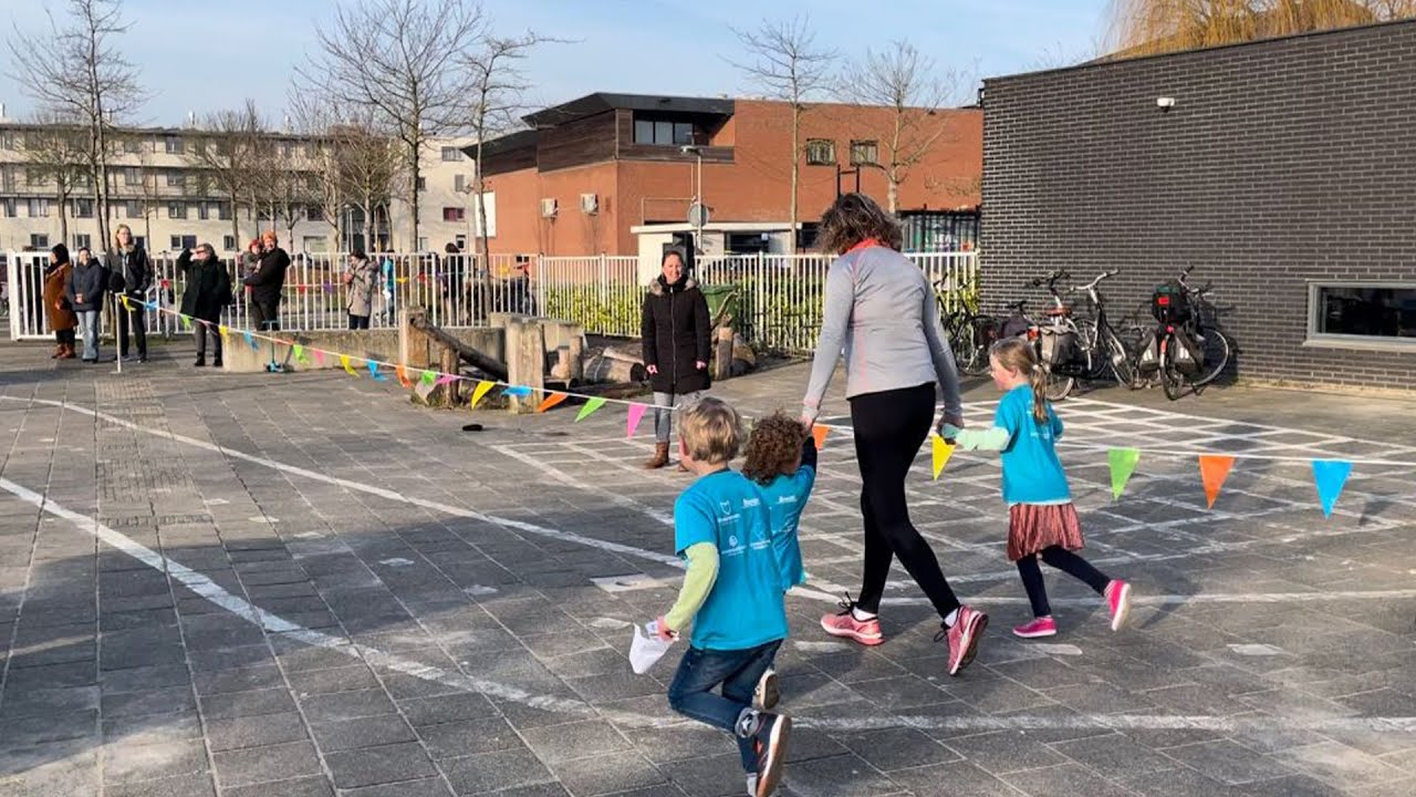 Kinderen van basisschool 't Kofschip doen mee aan een sponsorloop voor ...