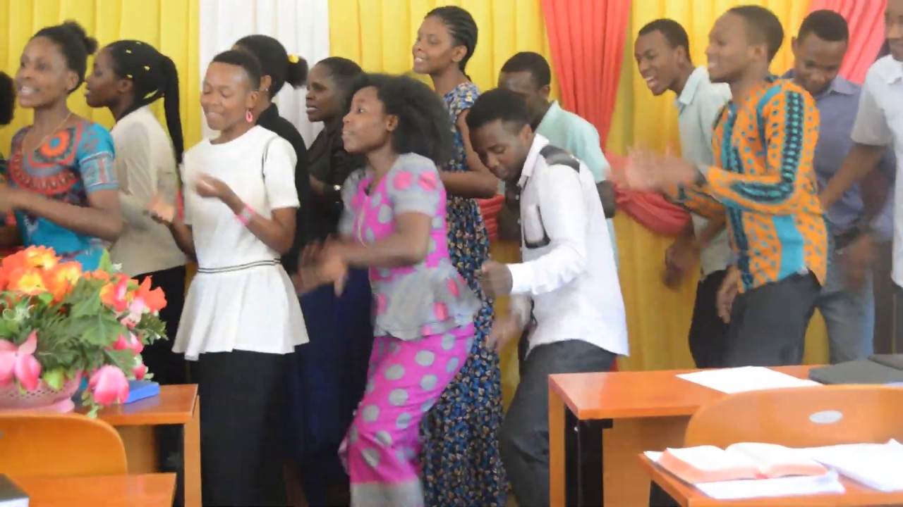 USCF (UKWATA) MWANZA SAUTI CHOIR WAKIWA BUTIMBA TTC - YouTube