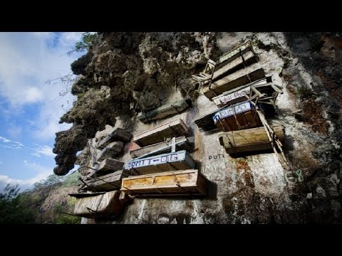 La tribu que entierra a los muertos en el aire - YouTube