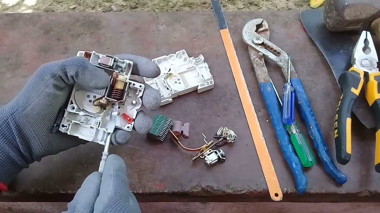 What is the Inside a MCB ( Circuit Breaker ) - MCB Dismantle - YouTube