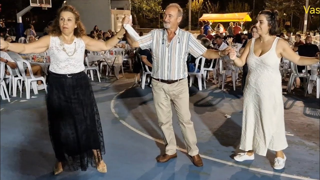 Άφησε το μικρόφωνο και χόρεψε : Απάνω στην Τριανταφυλλιά ή ...