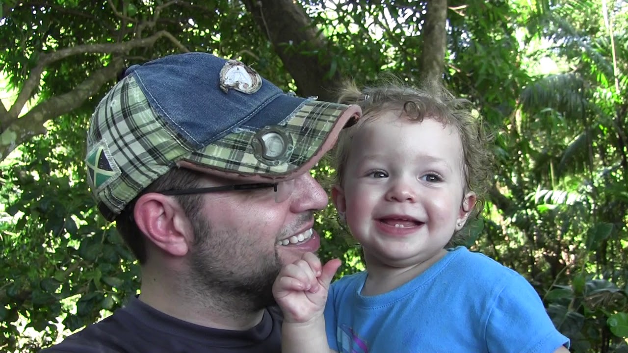 Flo fait la rencontre de singe! - YouTube