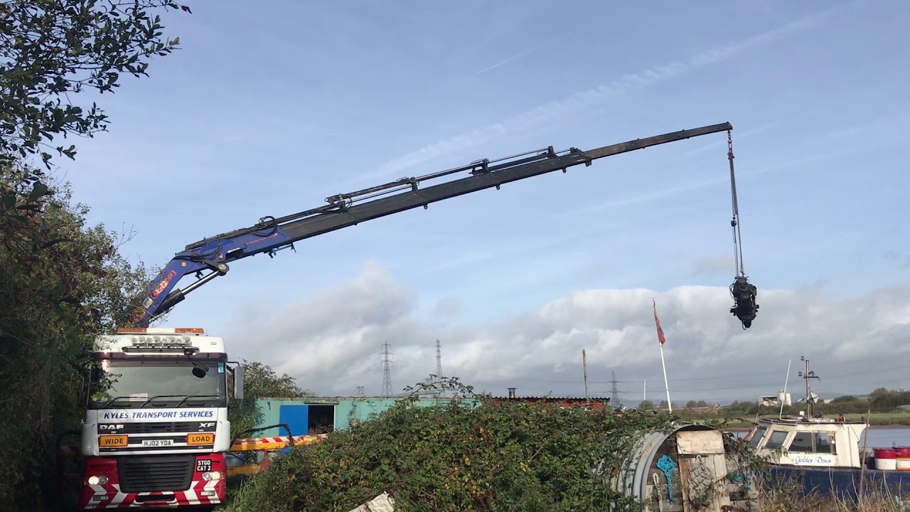 Long reach hiab lifting boat engine - YouTube
