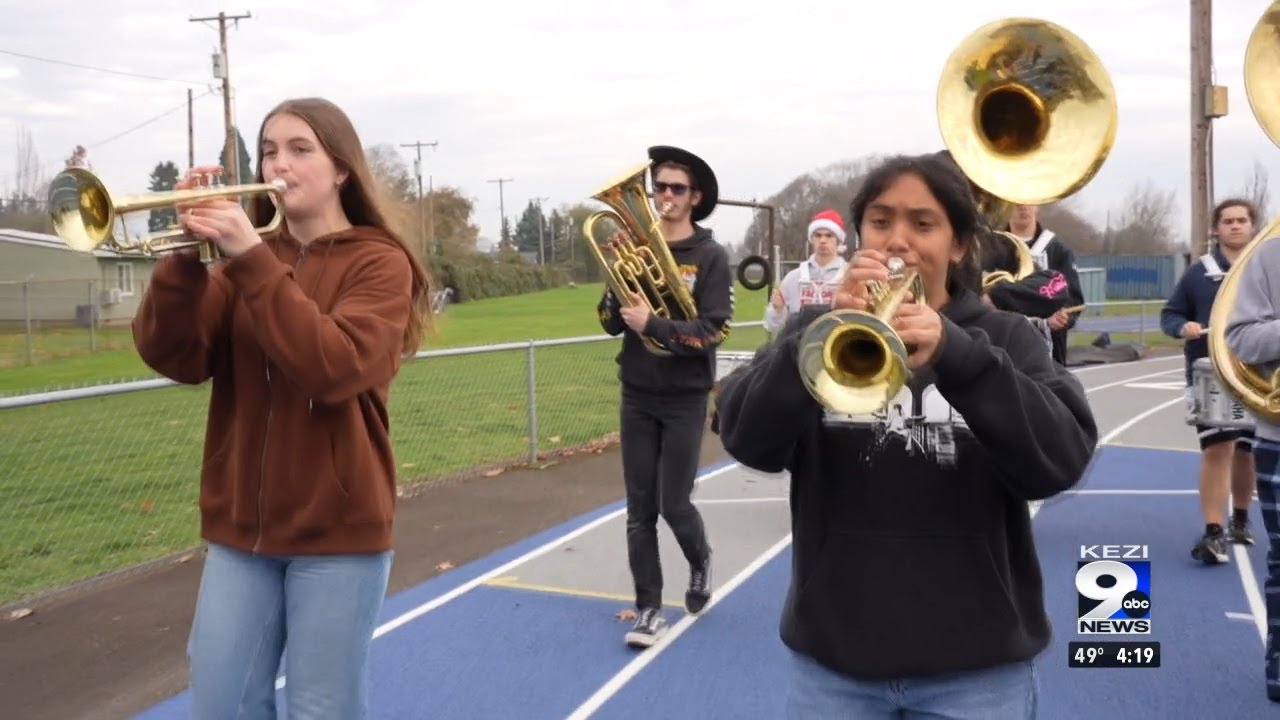 Springfield High School band gears up for parade - YouTube