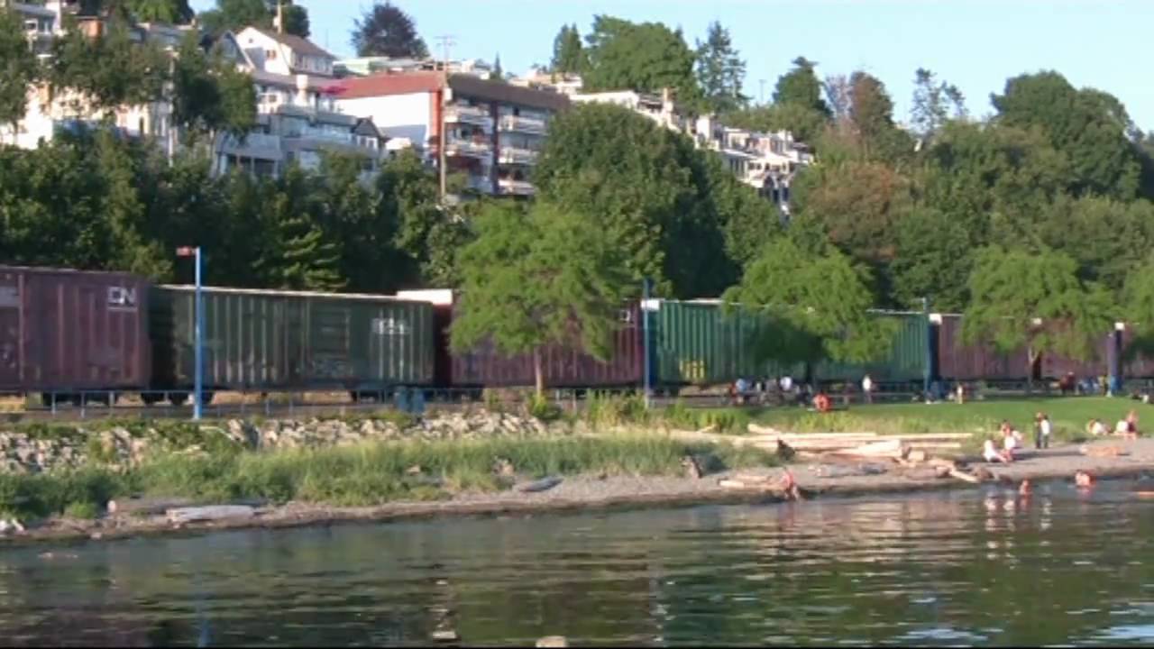 BNSF 4885+7611 +86 southbound at White Rock in July 2009 - YouTube