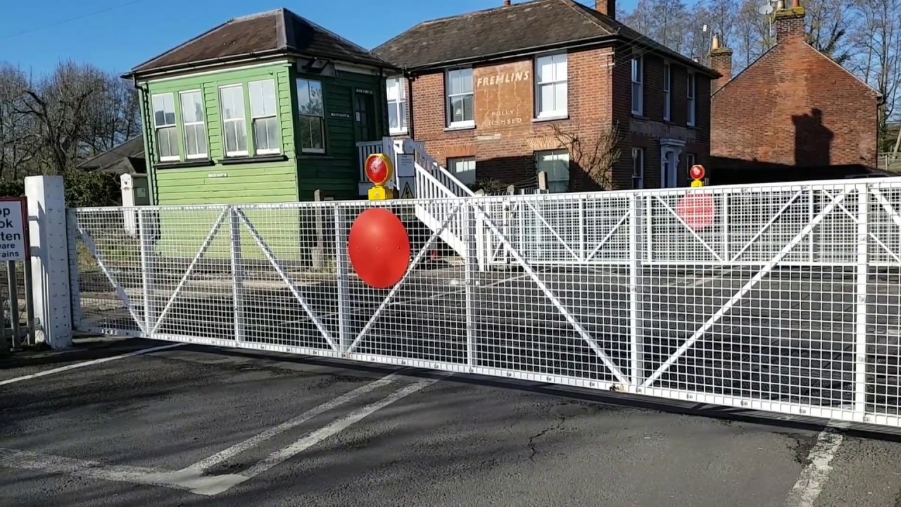 Gates at Chartham Level Crossing, Kent - YouTube