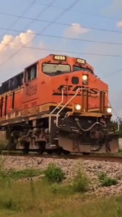 BNSF 4239 leading H-TEAAMY, highballing through the railfan spot - YouTube