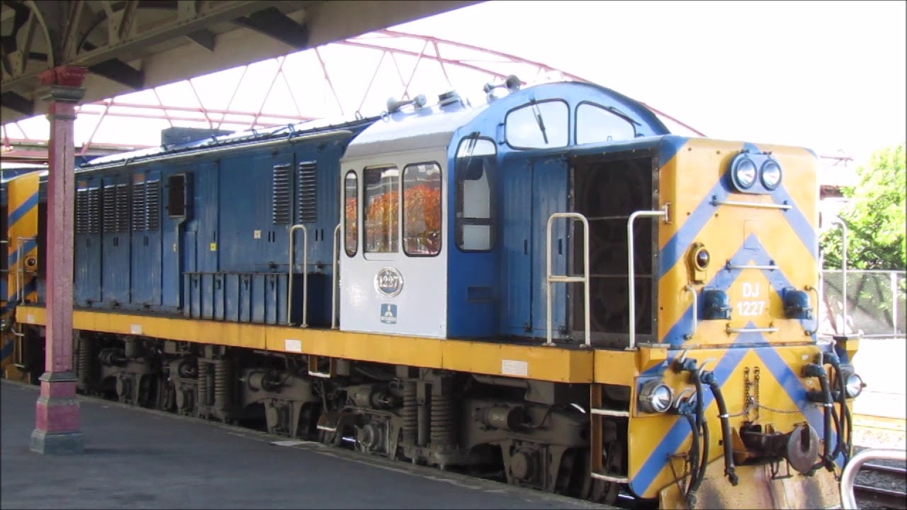 DJ locomotive startups - CAT V12 - YouTube