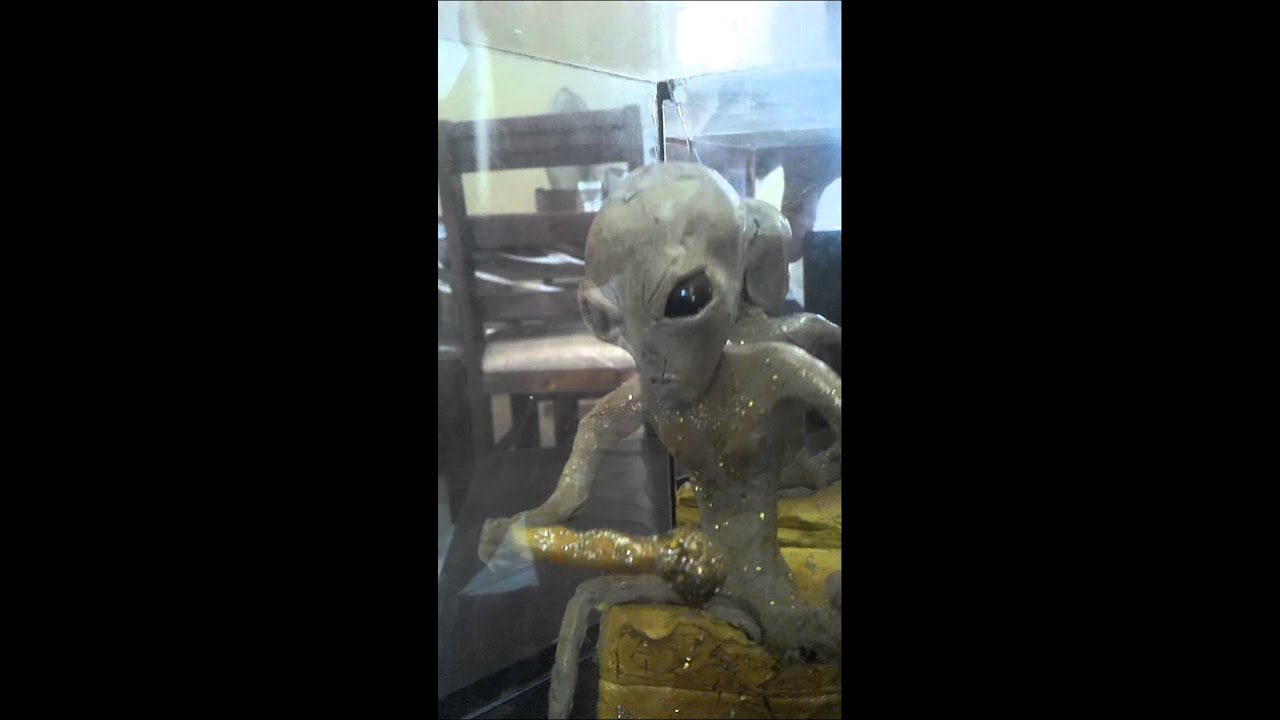Alien Gris escultura - YouTube