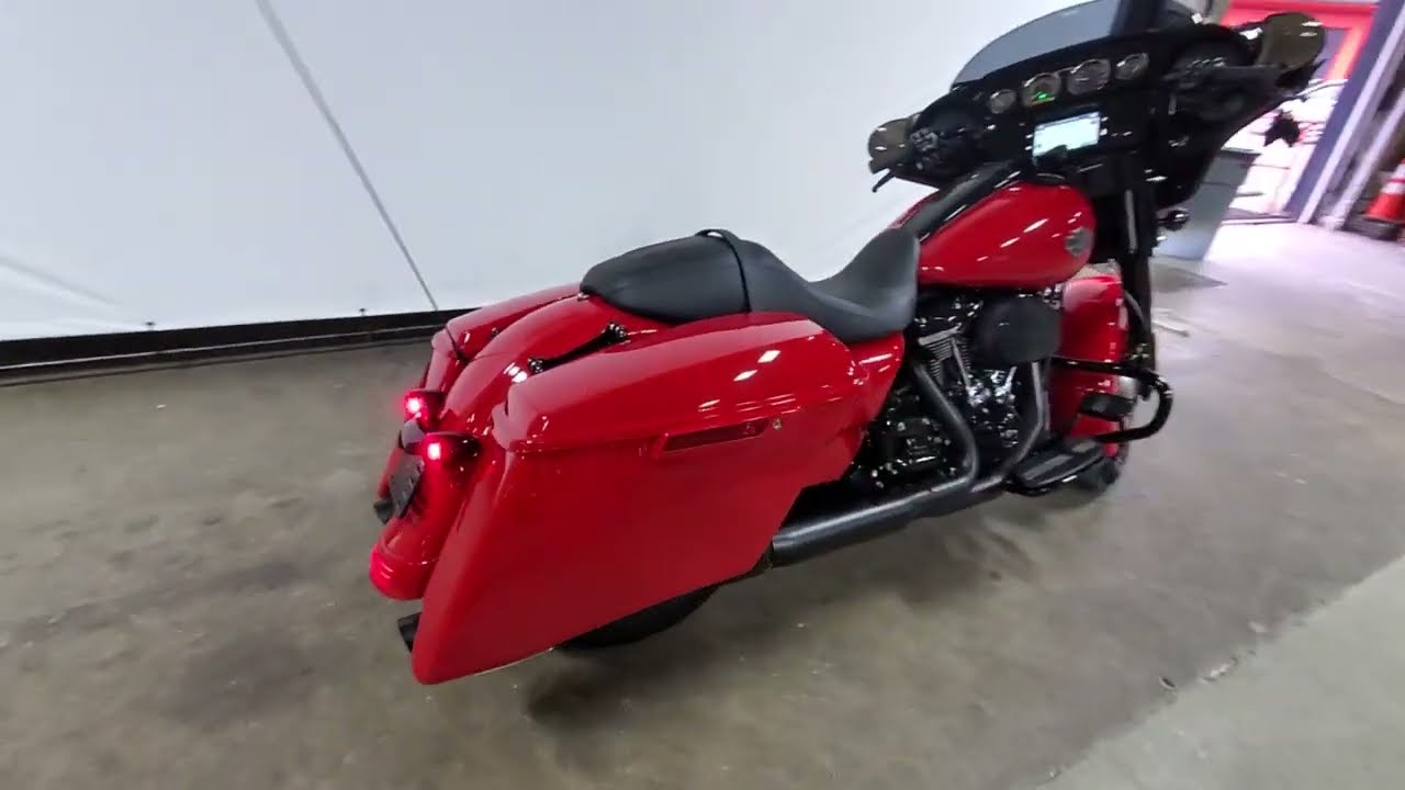 2022 Harley-Davidson Road Glide Special red - YouTube