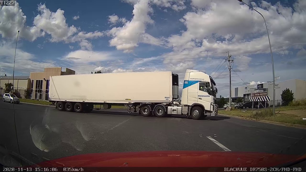 Dash Cam - Semi fails to give way - YouTube