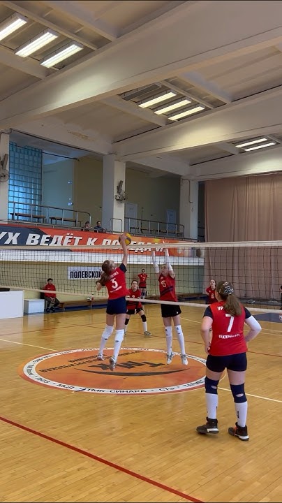 Девочки играют в волейбол #volleyball #sport - YouTube