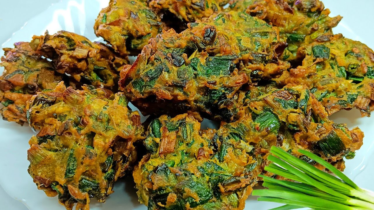 हरे प्याज का पकोड़ा ऐसे बनाएंगे तो बहुत ही क्रंची और क्रिस्पी बनेगा ...
