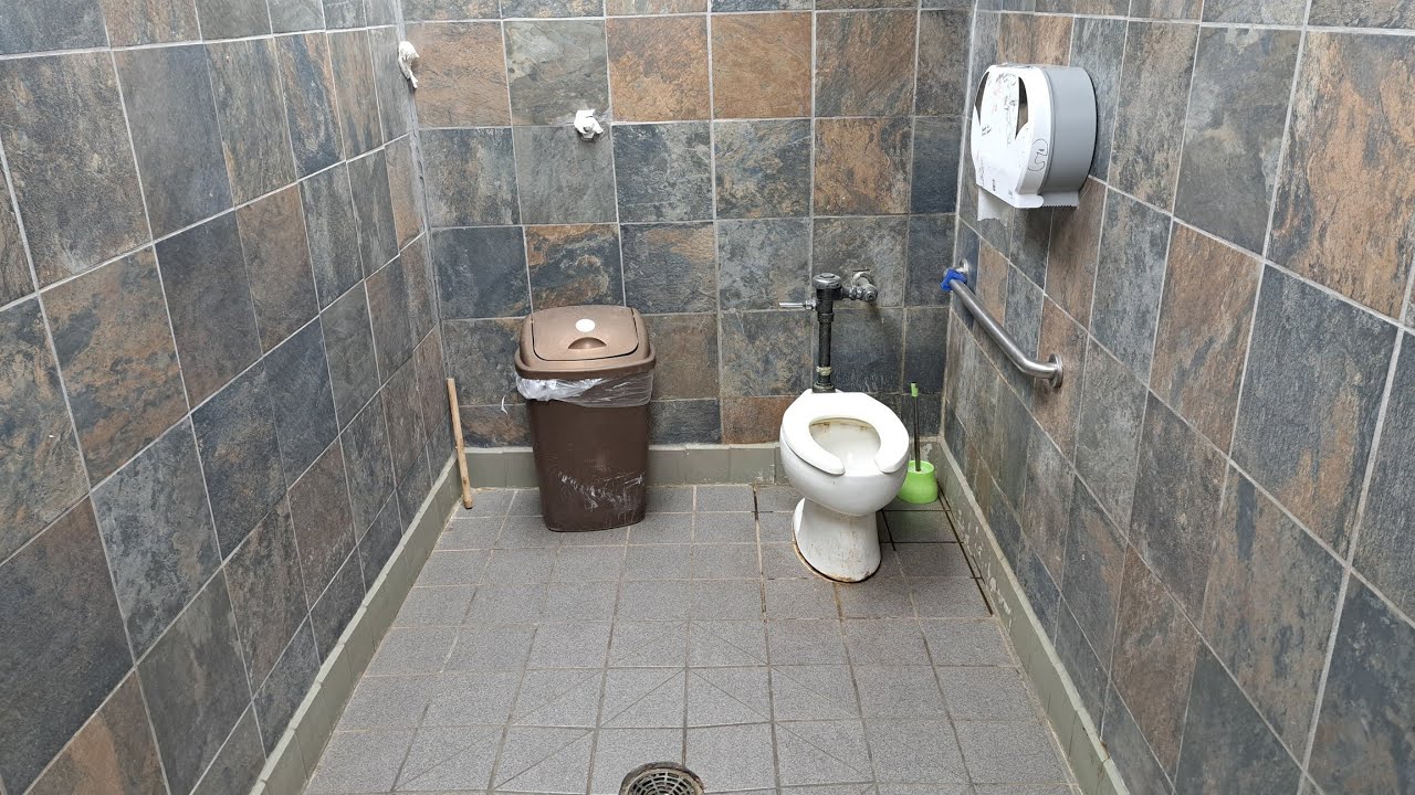 Exxon Men's Restroom - YouTube