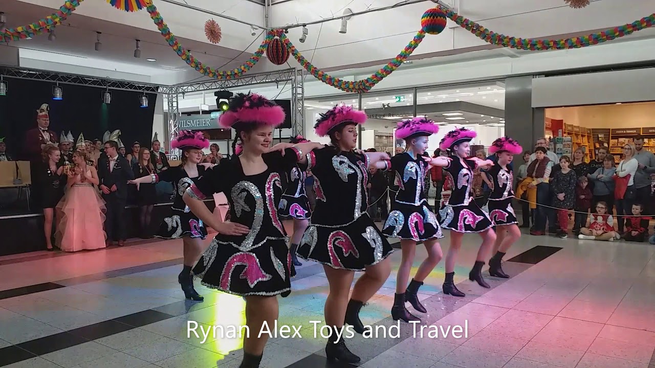 Beautiful Ladies dancing gracefully at Carnival Party (Fasching) - YouTube