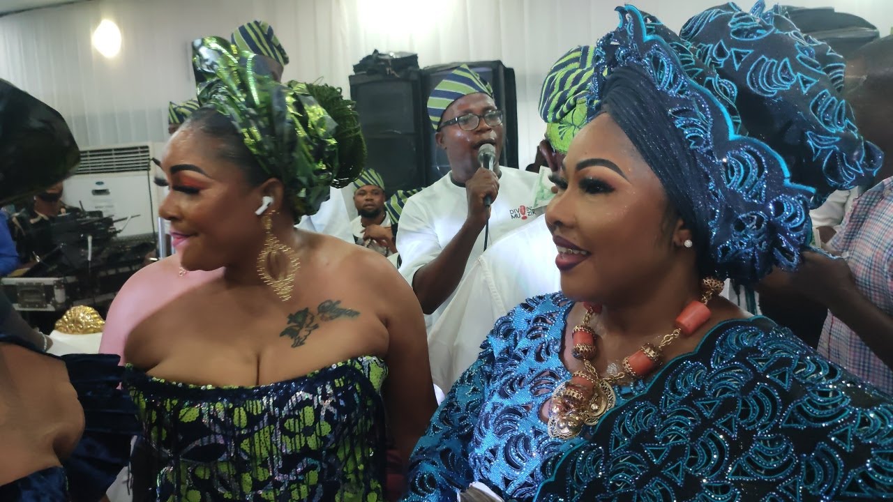 Hot Lagos Sexy Babes Guys Are Dying To Date Steps On Stage At London Base 60th Birthday Ayo