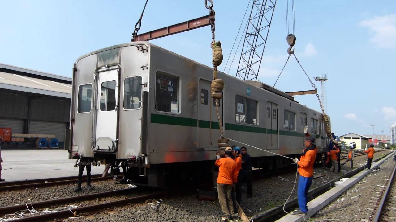 Penurunan KRL Seri 6000 6123F di Stasiun Pasoso - YouTube